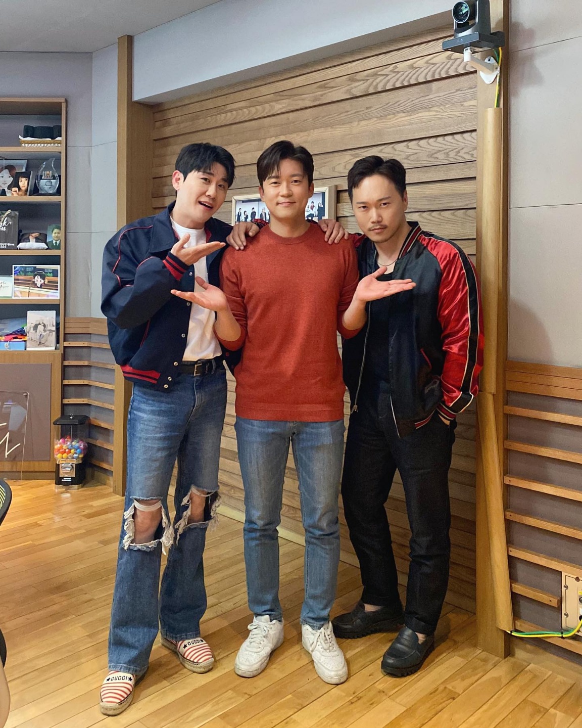 영탁, '두시의 데이트' 두뎅이 대표로 출연해서 센스만점 입담으로 배꼽가출 - 조양경 기자 - 톱스타뉴스