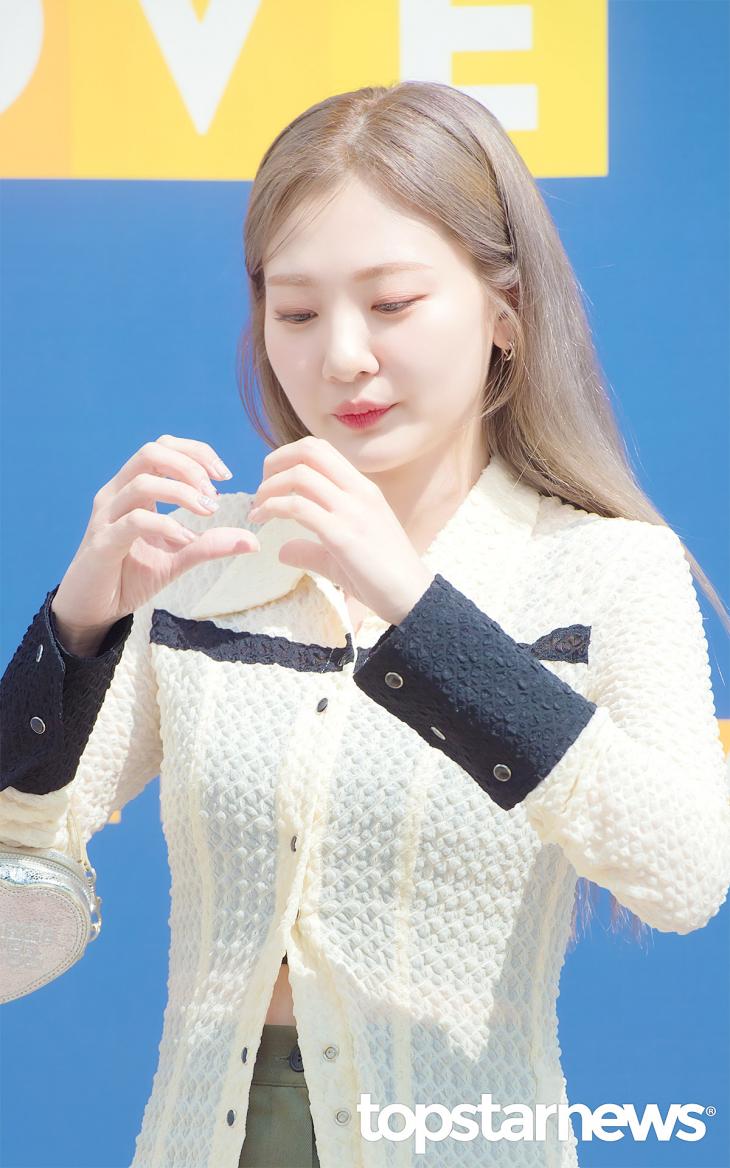 볼빨간사춘기 안지영, ‘하트 이렇게 하는 거던가?’ (두시탈출 컬투쇼 출근길) [HD포토] - 최규석 기자 - 톱스타뉴스