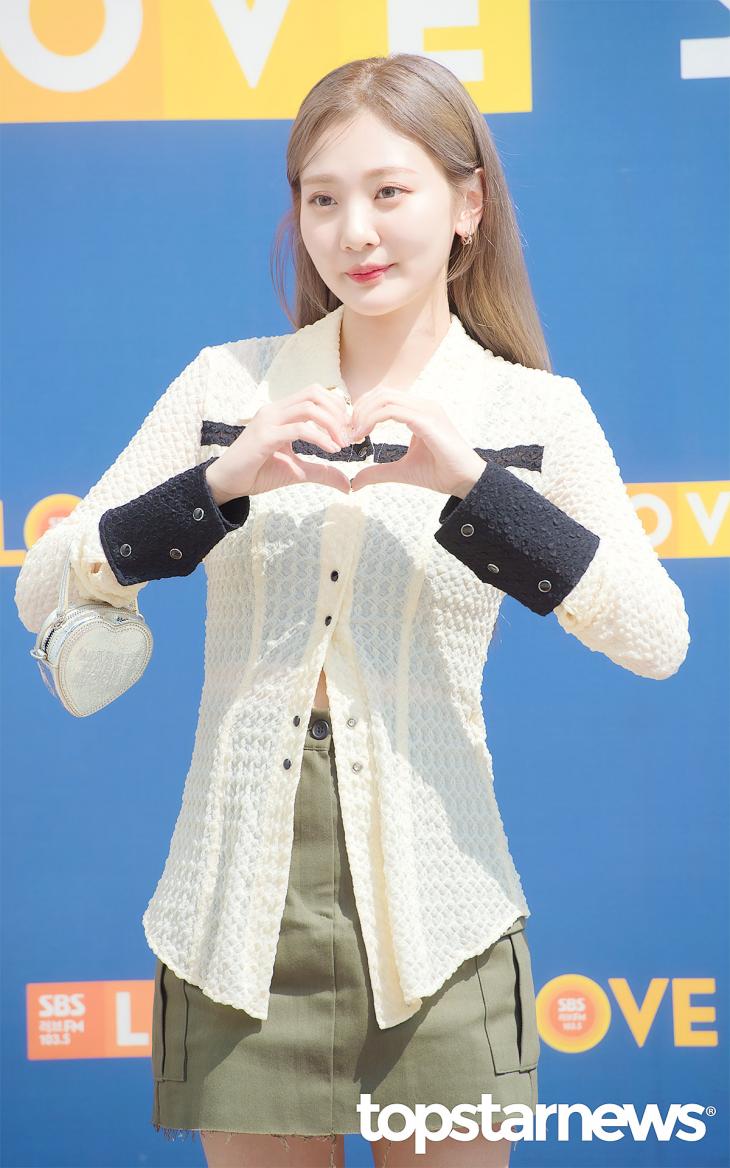 볼빨간사춘기 안지영, ‘볼빨간 하트’ (두시탈출 컬투쇼 출근길) [HD포토] - 최규석 기자 - 톱스타뉴스 - 엔터/가요/출근길