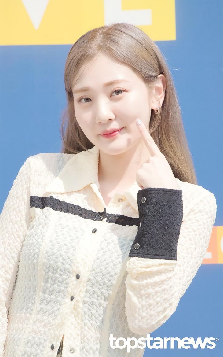 볼빨간사춘기 안지영, ‘내 귀여운 볼을 봐줘’ (두시탈출 컬투쇼 출근길) [HD포토] - 최규석 기자 - 톱스타뉴스