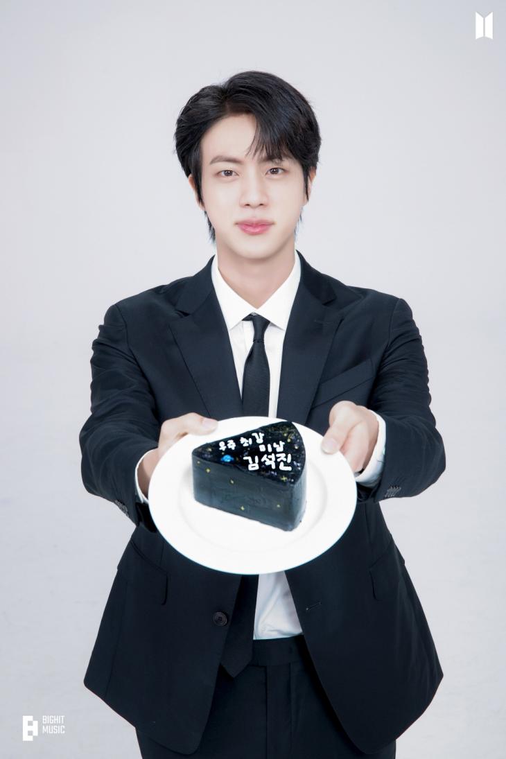 [BTS News] ‘World Wide Handsome’ 방탄소년단 진, ‘가장 잘생긴 K팝 남자 아이돌’ 2년 연속 1위…대체불가 완벽한 미모 - 황선용 기자 - 톱스타뉴스