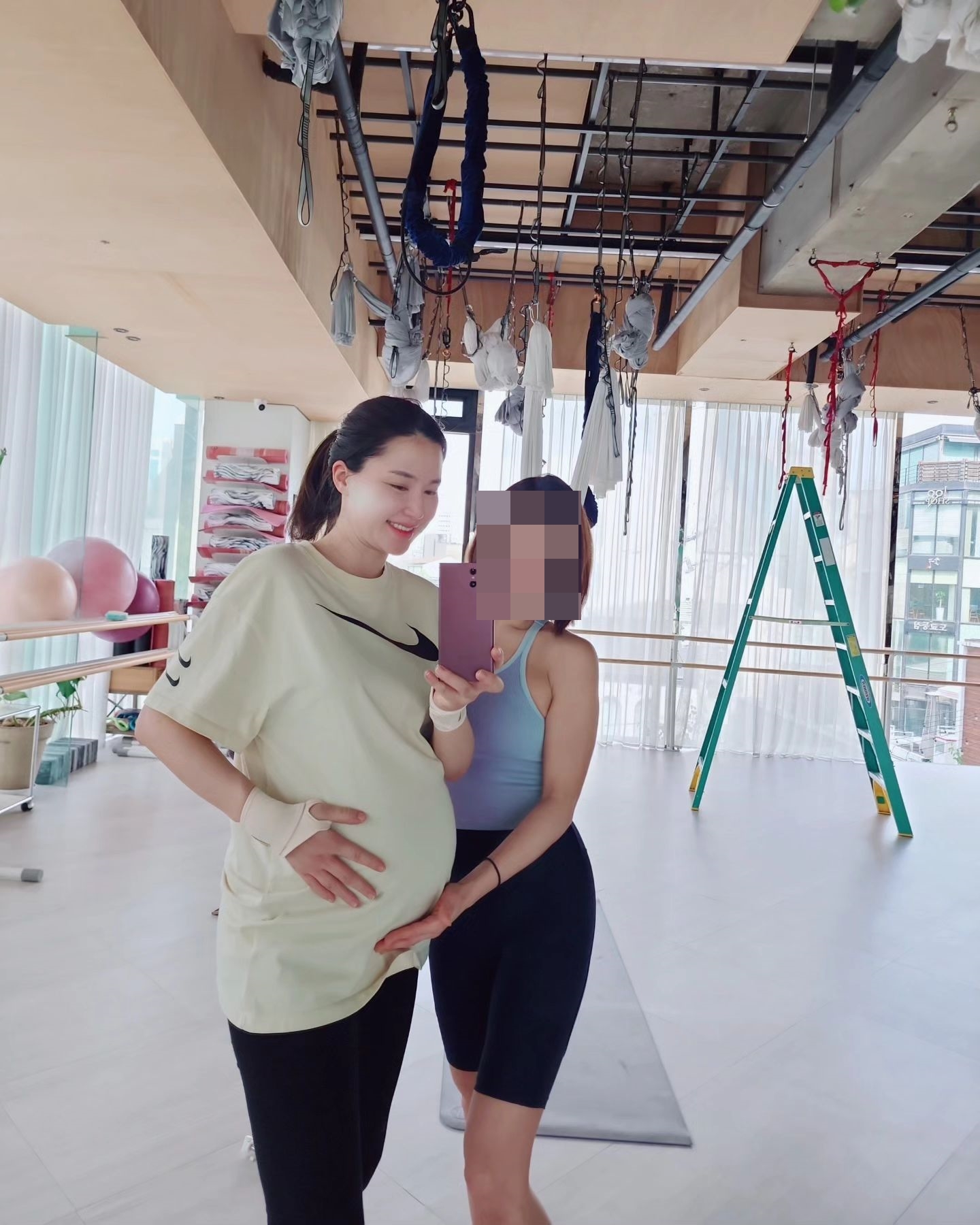 "외출 힘들고 운동 불가능해"…'쌍둥이 임신' 공현주, 출산 임박 근황 - 김효진 기자 - 톱스타뉴스