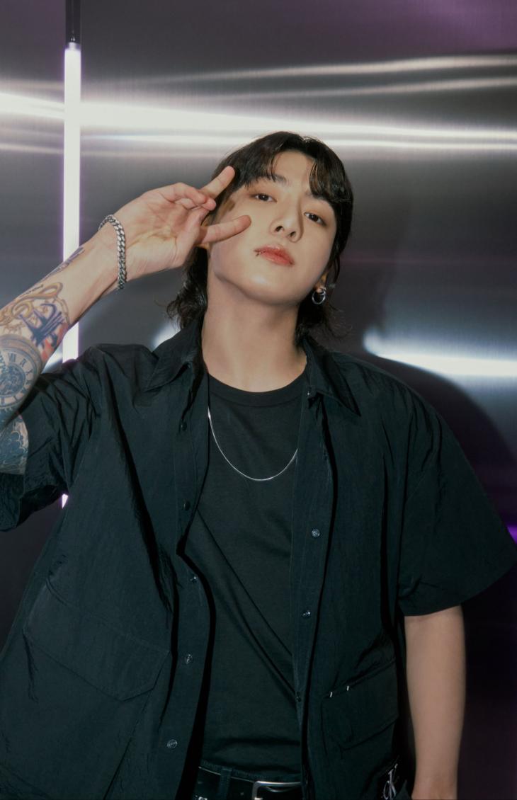 [BTS News] 방탄소년단 정국, 日설문 조사 '타투가 가장 섹시한 K-팝 아이돌' 1위 선정 ‘막강한 인기와 존재감’ - 황선용 기자 - 톱스타뉴스