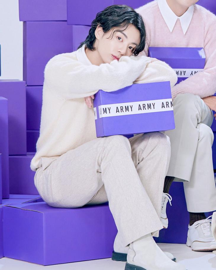 [BTS News] 방탄소년단 정국, 데뷔 10년 믿기지 않는 동화 찢고 나온 '러블리 어린 왕자' 자태→광채나는 청순·청초美 ...