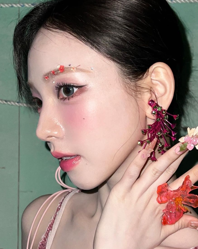 에스파 카리나, 클로즈업 샷에도 굴욕 전혀 없는 미모…"누가 꽃이게" - 정은영 기자 - 톱스타뉴스