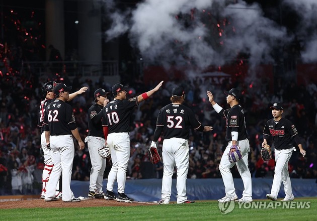 kt, PO 3차전 승리로 벼랑 끝 탈출…'완벽투' 고영표 데일리 MVP(종합) - 편집팀 기자 - 톱스타뉴스