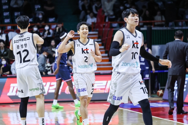 프로농구 형제 대결 동생 허훈이 웃었다…kt, KCC 꺾고 4연승 - 편집팀 기자 - 톱스타뉴스