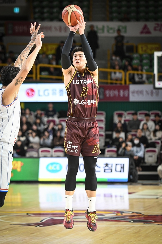 양홍석 22득점…프로농구 LG, KCC 꺾고 4연승으로 단독 2위 - 편집팀 기자 - 톱스타뉴스