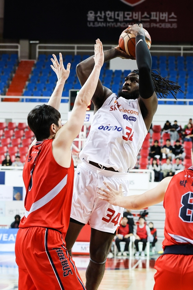 양홍석 22득점…프로농구 LG, KCC 꺾고 4연승으로 단독 2위 - 편집팀 기자 - 톱스타뉴스