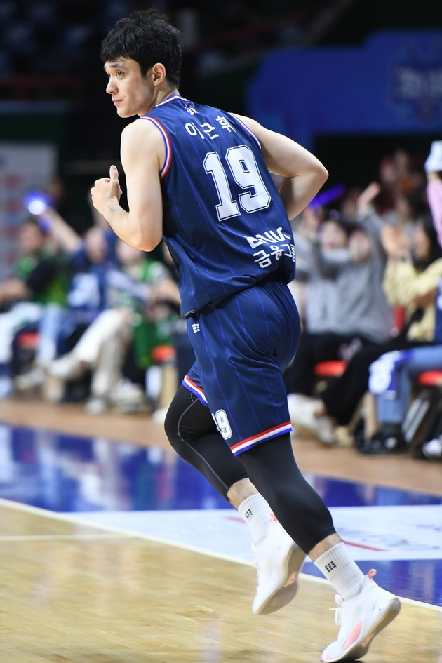 프로농구 SK, kt에 7연승…KCC는 현대모비스에 대역전승 - 편집팀 기자 - 톱스타뉴스