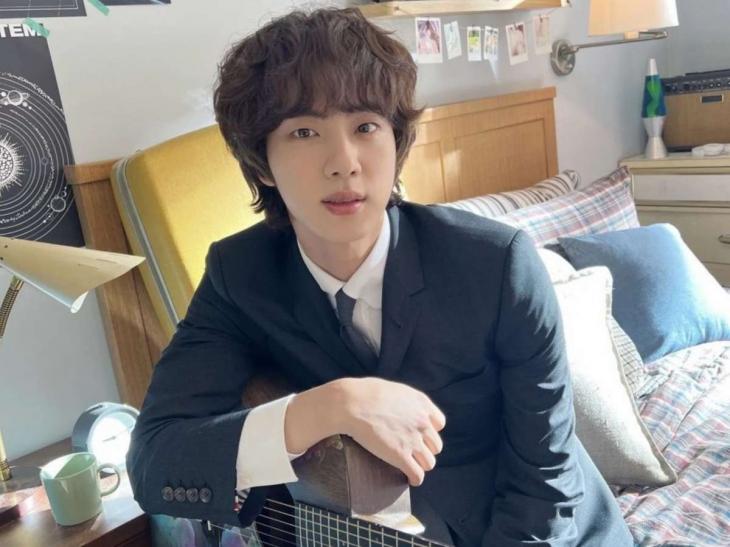 [BTS News] 방탄소년단 진, 'The Astronaut' 아르헨티나 베가 라디오(Vega Radio) 64주 연속 1위 기록 - 황선용 기자 - 톱스타뉴스