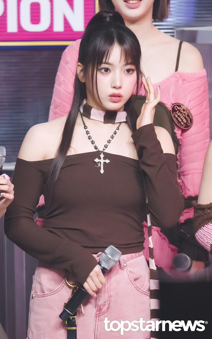 엔믹스(NMIXX) 지우, ‘내일 졸업식 끝나고 뭐 먹지?’ (쇼챔피언) [HD포토] - 최규석 기자 - 톱스타뉴스