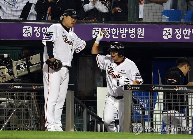 류현진, KBO 100승 달성…SSG전 6이닝 2실점 1자책(종합) - 편집팀 기자 - 톱스타뉴스