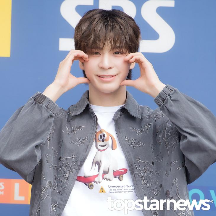 정동원(JD1), ‘티셔츠 속 캐릭터와 똑 닮은 귀여움’ (두시탈출 컬투쇼 출근길) [HD포토] - 최규석 기자 - 톱스타뉴스 ...