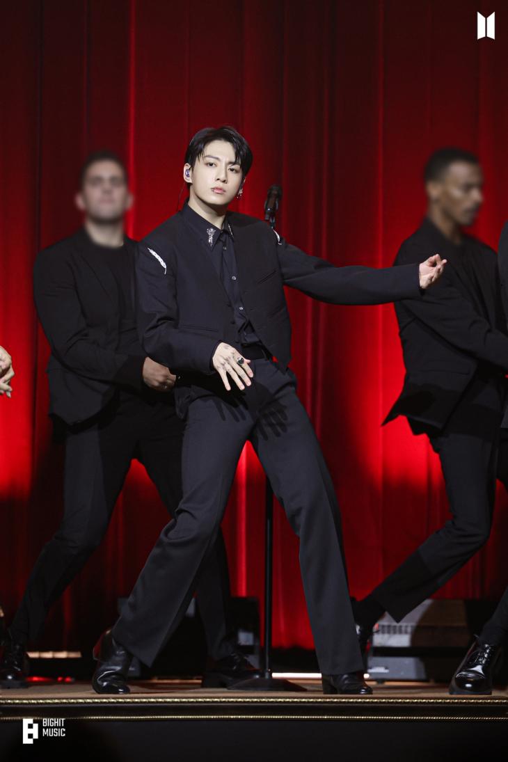 [BTS News] 방탄소년단 정국, 'ASEA 2025 최고의 댄스 챌린지 스타' 1위 선정 - 황선용 기자 - 톱스타뉴스