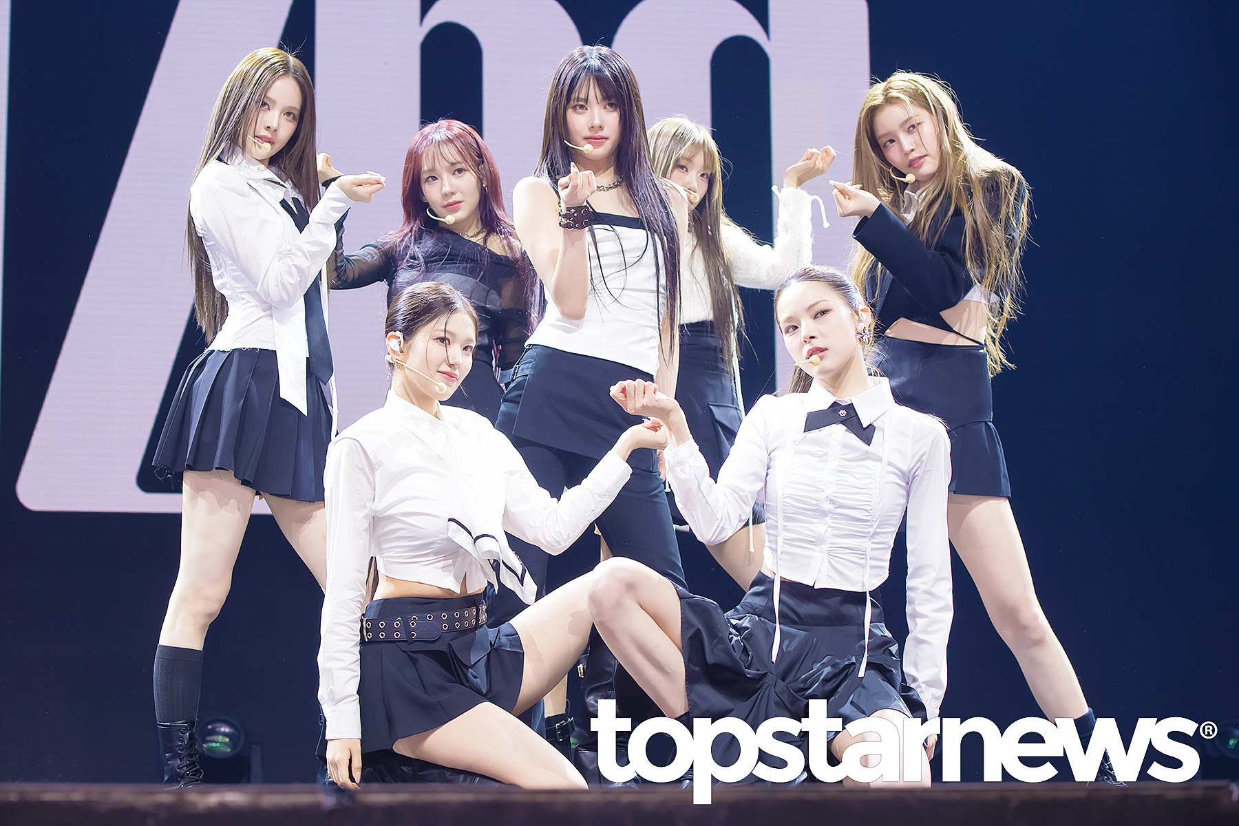 이즈나, ‘테디가 프로듀싱한 걸그룹’ (IZNA 쇼케이스) [HD포토] - 최규석 기자 - 톱스타뉴스