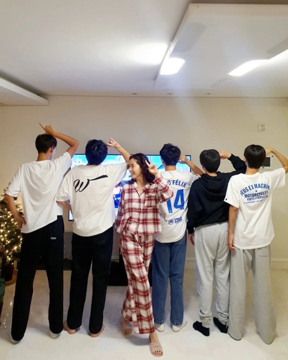 "너희들, 너무 예쁘다"…'설경구♥' 송윤아, 키 184cm 중2 아들 근황에 여배우들 반응? - 김효진 기자 - 톱스타뉴스