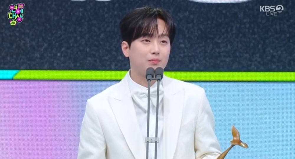 이찬원, '2024 KBS 연예대상' 대상 품에 안았다…올해의 예능인상까지 수상 - 장지우 기자 - 톱스타뉴스