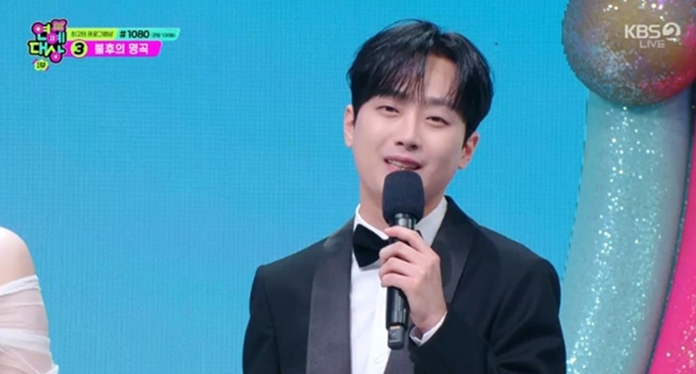 이찬원, '2024 KBS 연예대상' 대상 품에 안았다…올해의 예능인상까지 수상 - 장지우 기자 - 톱스타뉴스