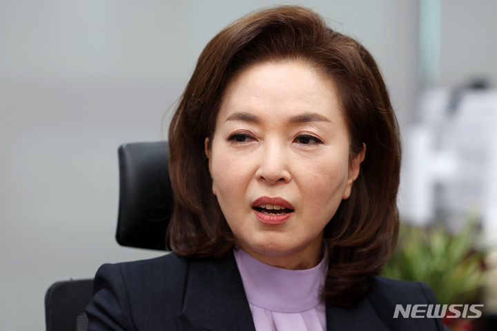 김민전 국민의힘 국회의원의 정치적 방향성 분석…보수층 강화 시도인가, 정치적 실수인가? - 장영권 기자 - 톱스타뉴스