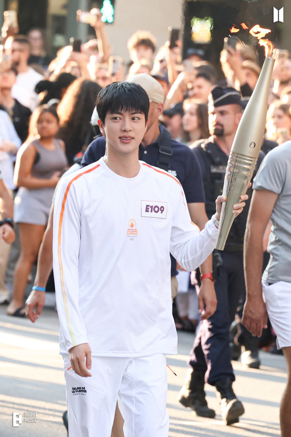 파리올림픽 최고의 순간으로 선정된 BTS 진…세계가 인정한 글로벌 스타의 품격 - 황선용 기자 - 톱스타뉴스