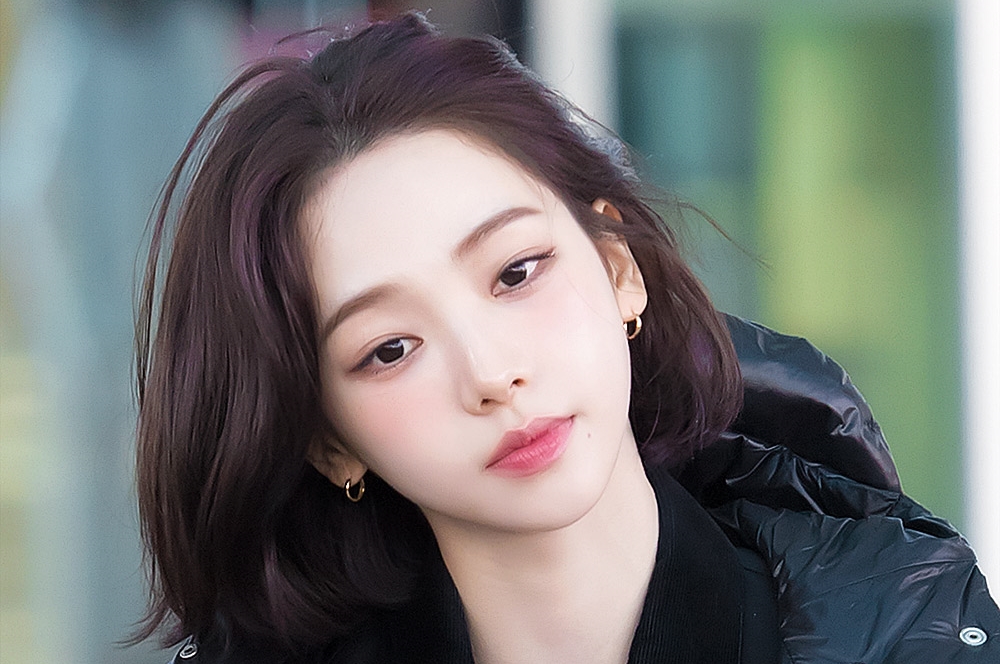 에스파 카리나, 중단발→단발 파격 변신…네티즌 난리난 오늘자 공항 사진 - 김효진 기자 - 톱스타뉴스 - 엔터/가요