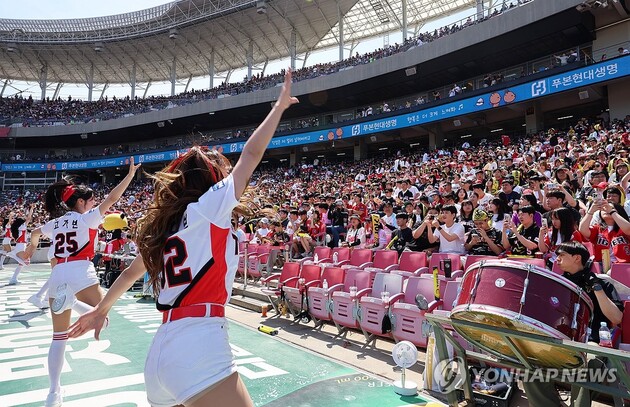 “하루 16만명 신기록”…KBO리그, 최소경기 400만 관중→흥행 대폭발 - 권재훈 기자 - 톱스타뉴스 - 스포츠