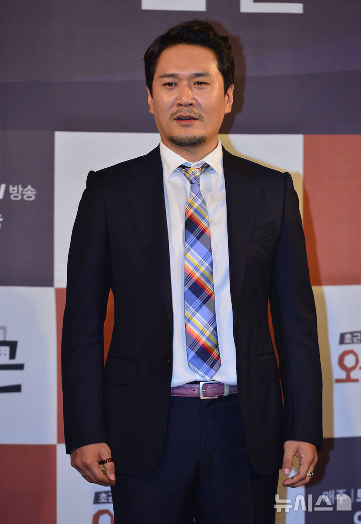 “허위사실 논란 휘말린 JK김동욱”…SNS 발언→고발 이어진 파장 - 장태영 기자 - 톱스타뉴스 - 엔터/셀럽