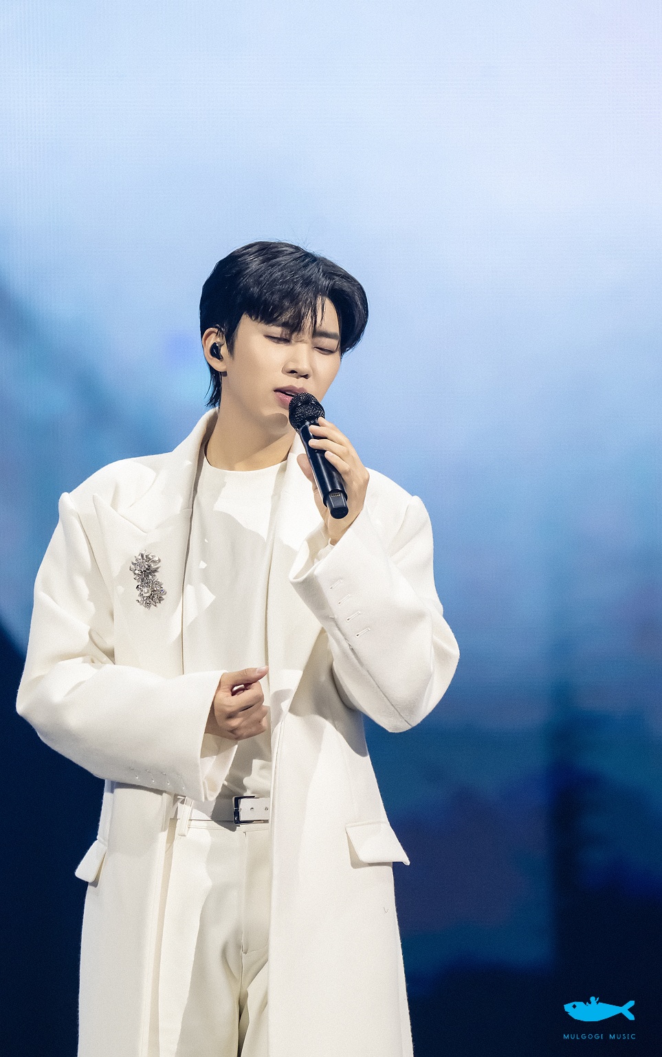 [영웅신문]임영웅, CD(피지컬)가 없는 앨범 북으로 전하는 'IM_HERO2'의 진심에 답하다 - 김민서 기자 - 톱스타뉴스 - 엔터/가요/영웅신문