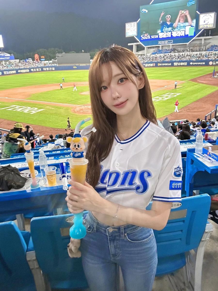 “오늘 첫 시구 떨렸지만 던졌어요”…마젠타, 잠 못 이룬 여름밤→빛나는 응원 현장 - 서준혁 기자 - 톱스타뉴스 - 엔터/셀럽