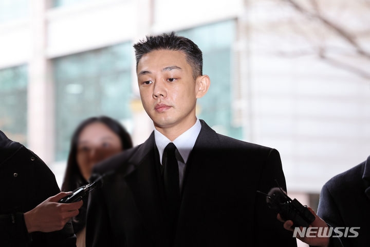 마약 상습 투약 유아인, 징역형 집행유예 확정 후 근황 포착…봉준호 감독 만남? - 오서린 기자 - 톱스타뉴스 - 엔터/셀럽