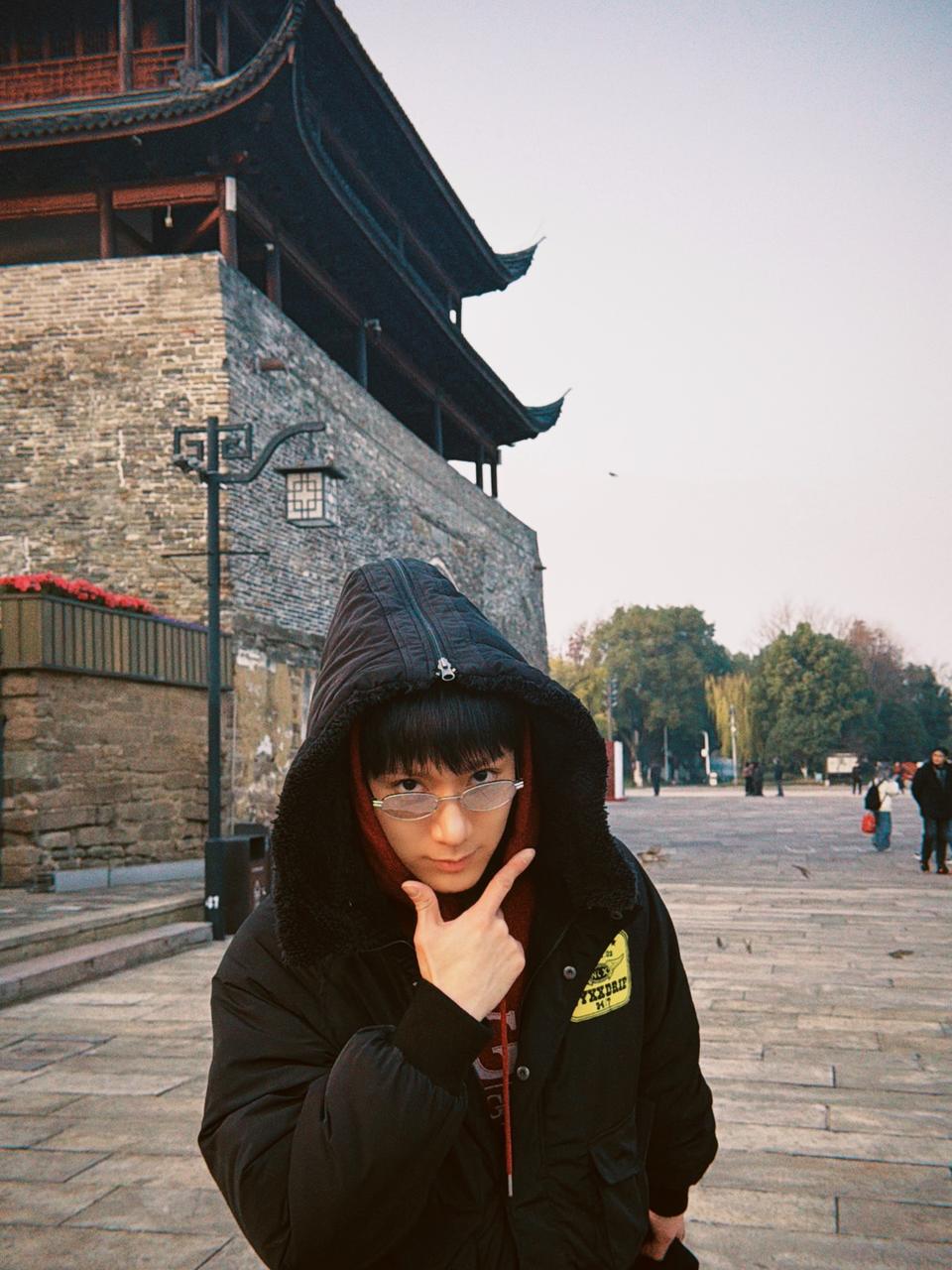 “겨울 거리에서 장난스런 눈빛”…텐, 힙한 포즈로 여유로운 산책→감성 일상샷 - 서준혁 기자 - 톱스타뉴스 - 엔터/셀럽/스타근황