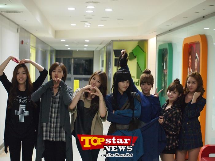 티아라(T-ara), 계백 세트장 깜짝 방문…‘효민 잘 부탁 드린다’며 떡과 빵 선물 - 김명수 기자 - 톱스타뉴스