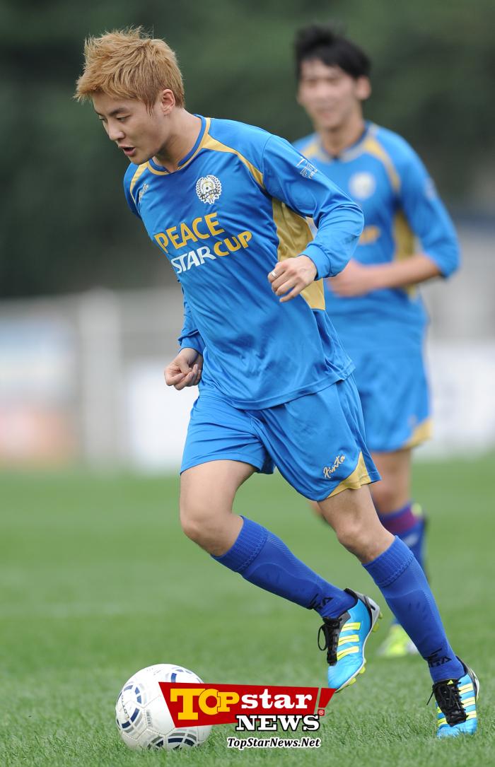 JYJ 김준수, 강렬한 옐로우 헤어 스타일로 'FC MEN' 맹활약 불구 패배 - 장영권 기자 - 톱스타뉴스