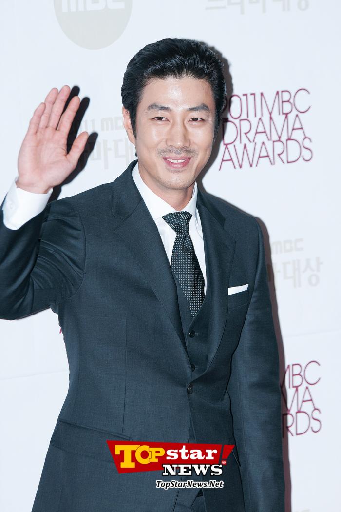 윤태영, '남성미가 돋보이는 수트 패션' (MBC 드라마대상) - 최규석 기자 - 톱스타뉴스