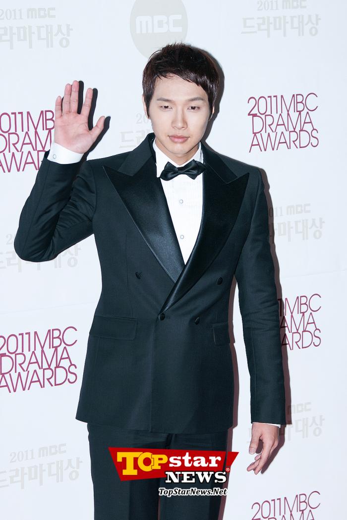 지현우, '훤칠한 기럭지 자랑하며' (MBC 드라마대상) - 최규석 기자 - 톱스타뉴스