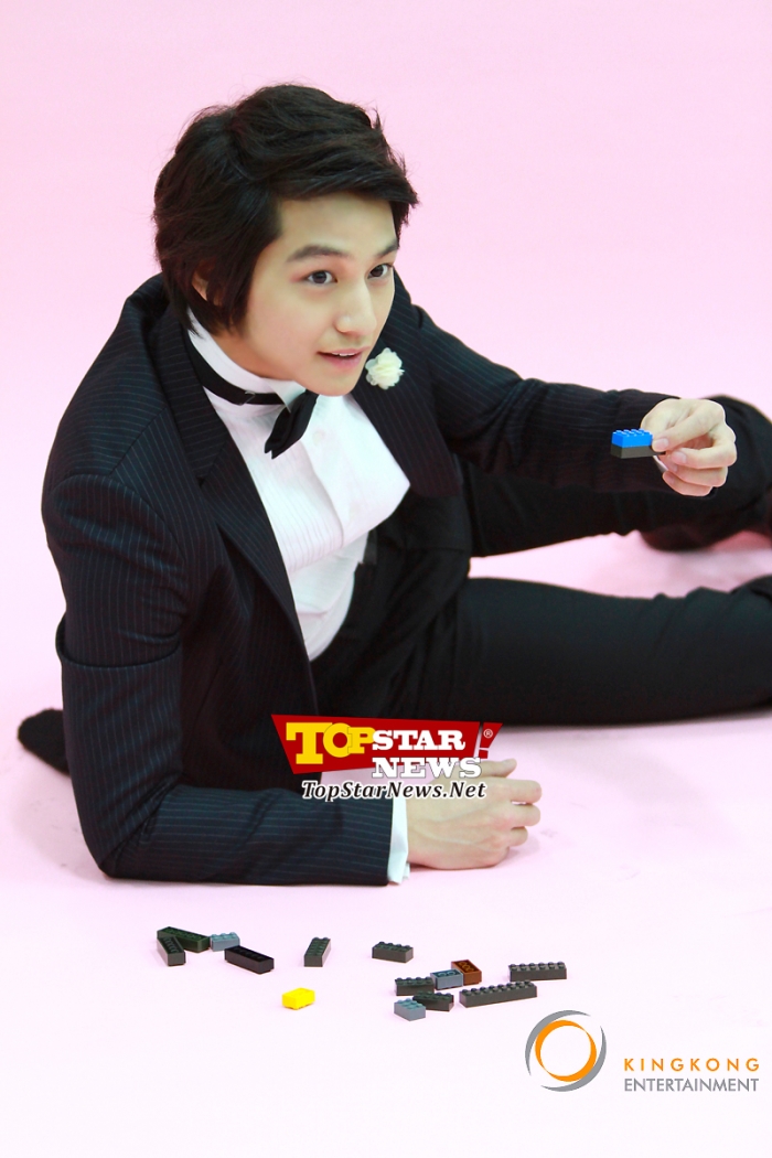 김범(Kim Bum), 유니세프 촬영 비하인드컷 공개…레드카펫 위 턱시도 ‘완벽 비율’ - 장재연 기자 - 톱스타뉴스