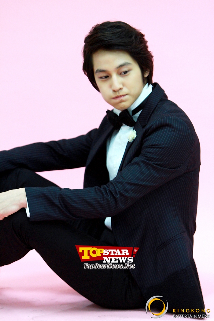 김범(Kim Bum), 유니세프 촬영 비하인드컷 공개…레드카펫 위 턱시도 ‘완벽 비율’ - 장재연 기자 - 톱스타뉴스