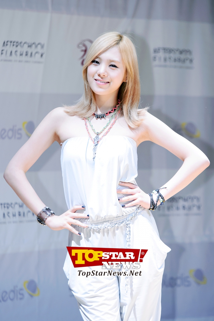 Lizzy poses in front of the camera [KPOP] - Kevin Jung 기자 - 톱스타뉴스