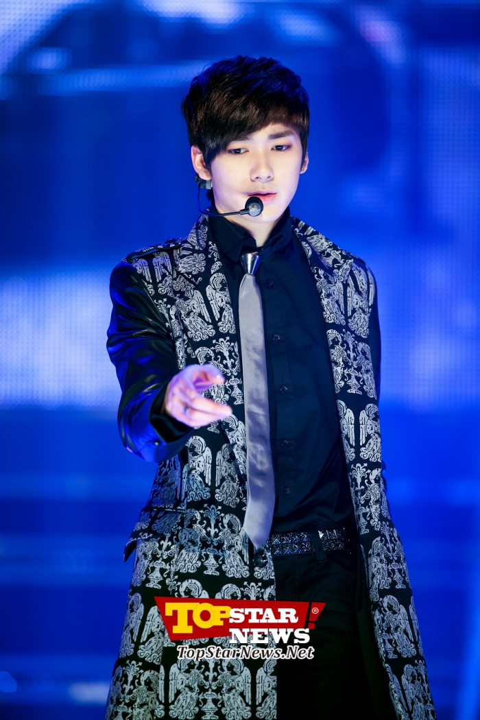 뉴이스트(NU'EST) ARON, '남자의 매력'…MBC뮤직 ‘쇼 챔피언’ 생방송 현장 [KPOP PHOTO] - 홍아현 기자 - 톱스타뉴스