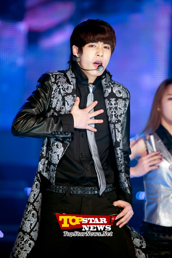 뉴이스트(NU'EST) JR, '여보세요'…MBC뮤직 ‘쇼 챔피언’ 생방송 현장 [KPOP PHOTO] - 홍아현 기자 - 톱스타뉴스 - 엔터/가요