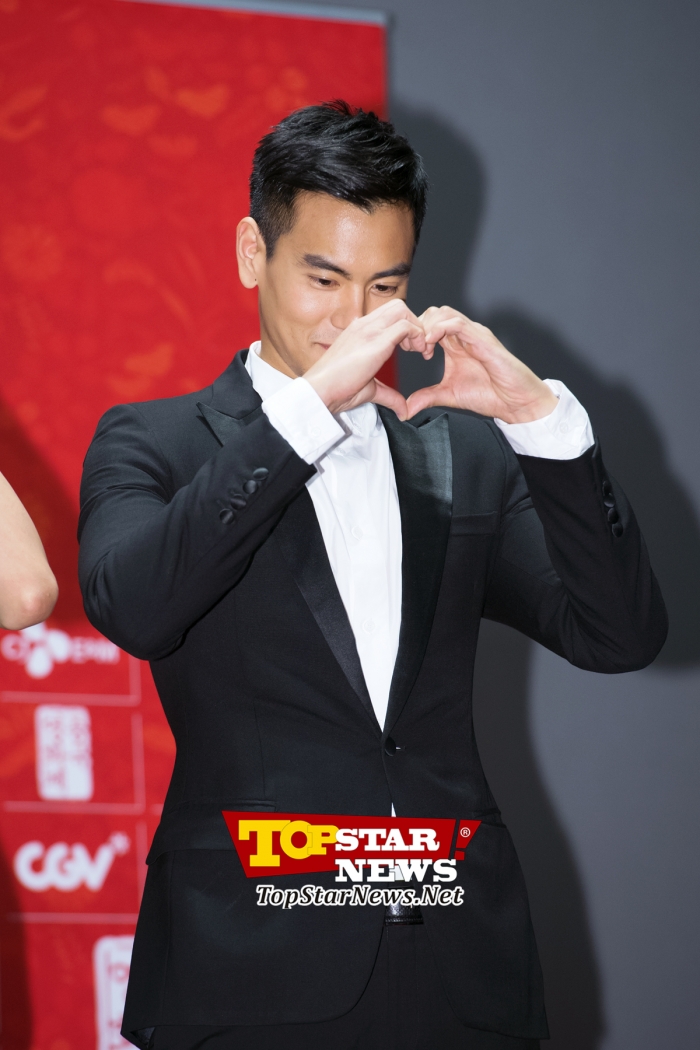 펑위옌(Peng Yu yan), ‘이렇게 하면 되나?’ …‘2013 중국영화제 폐막식’ 현장 [WMOVIE PHOTO] - 김현우 기자 - 톱스타뉴스