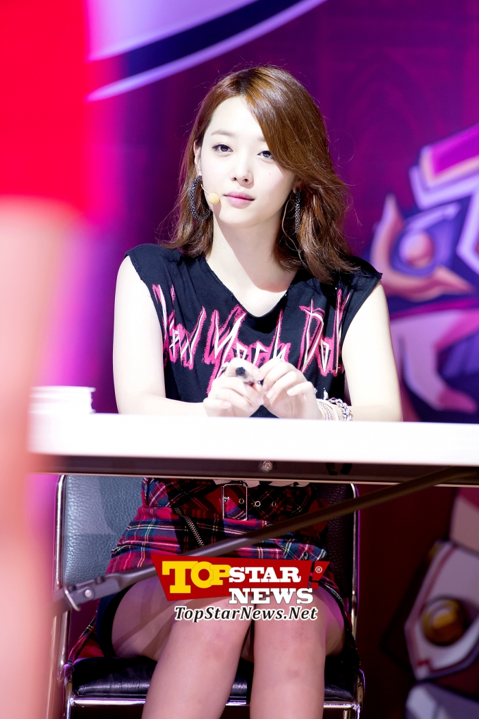 [HD] f(x)’s Sulli, ‘Where is she looking?’ …’Red Knight’ showcase for the game ‘Elsword’ [KPOP ...