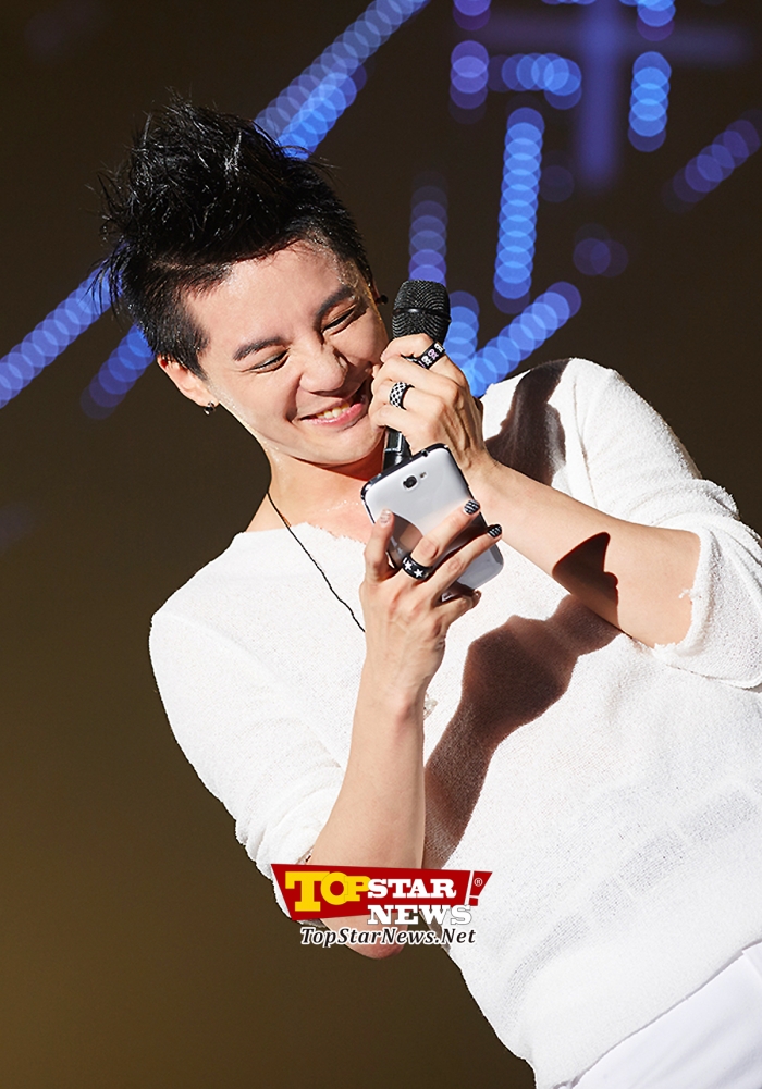 JYJ XIA 준수, 부산 콘서트 1만4천 팬 열광 - 김명수 기자 - 톱스타뉴스