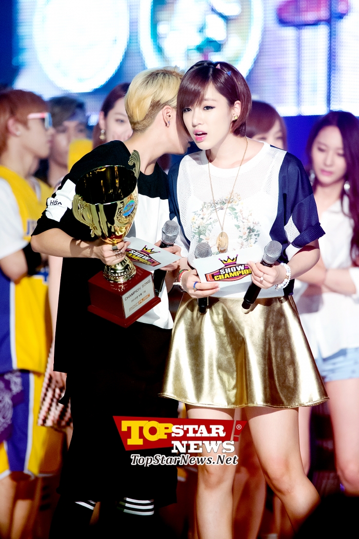 [HD] 에프엑스(f(x)) 엠버-티아라(T-ara) 은정, ‘아까는 장난이었어’ …MBC뮤직 ‘쇼 챔피언’ 방송 현장 [KPOP PHOTO] - 최규석 기자 - 톱스타뉴스