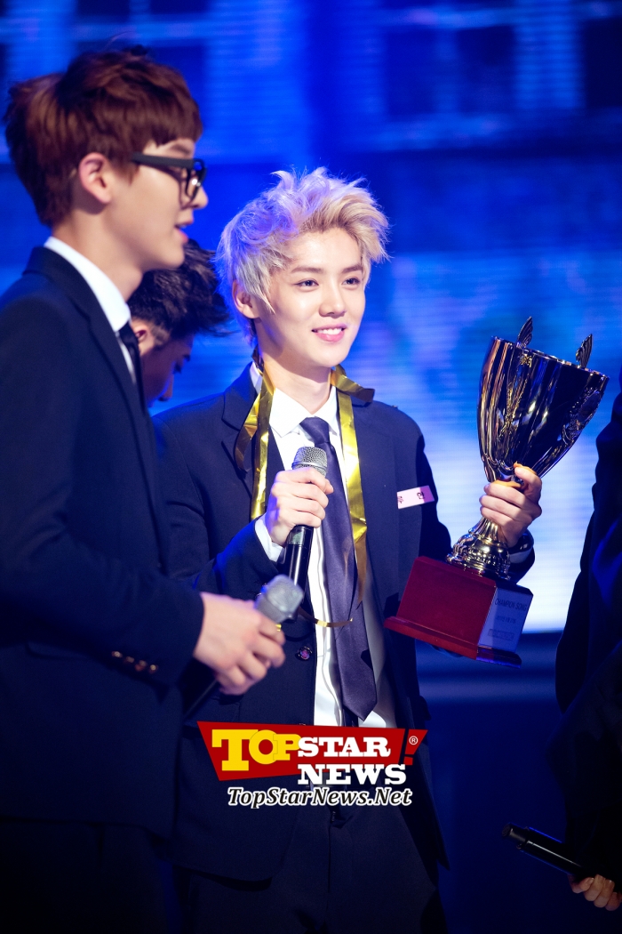[HD] 트로피 들고 기분좋은 엑소(EXO) 루한 … MBC뮤직 ‘쇼 챔피언’ 방송 현장 [KPOP PHOTO] - 김현우 기자 - 톱스타뉴스