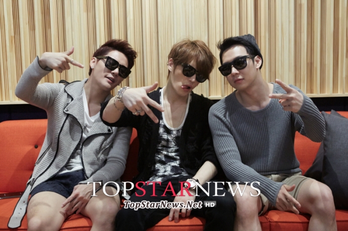 JYJ(제이와이제이), 인천아시아드송 ‘Only One’ 녹음현장 미공개 사진 공개 - 김명수 기자 - 톱스타뉴스