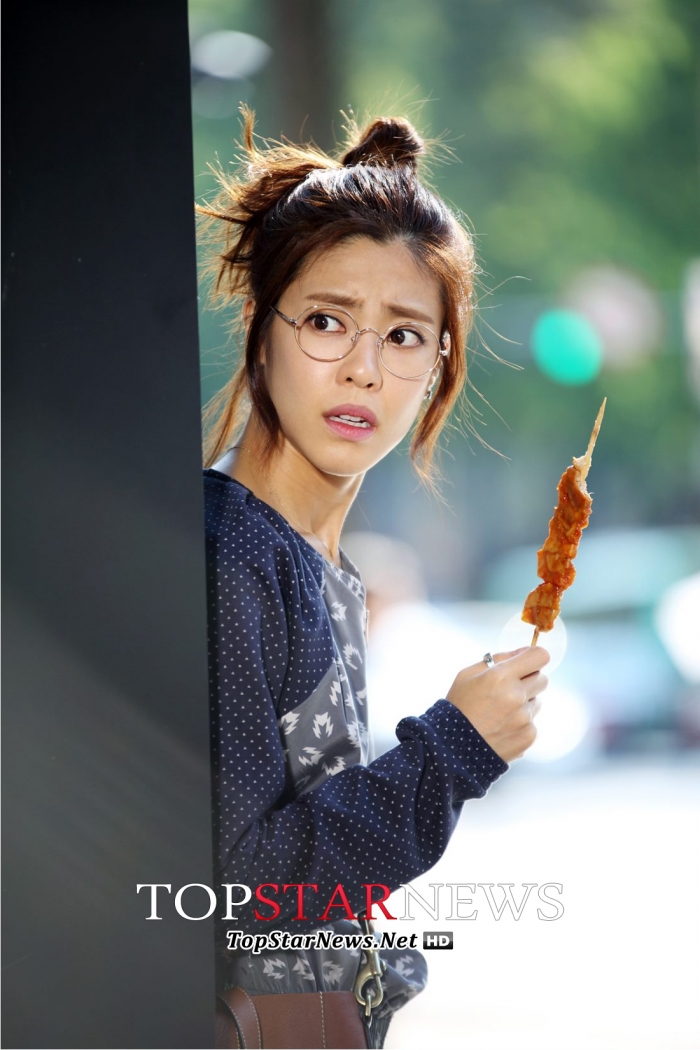 ‘왕가네 식구들’ 이윤지(Lee Yoon Ji), 한손엔 '닭꼬치' 두 눈은 '멘붕' 무엇을 보았길래? - 장재연 기자 - 톱스타뉴스