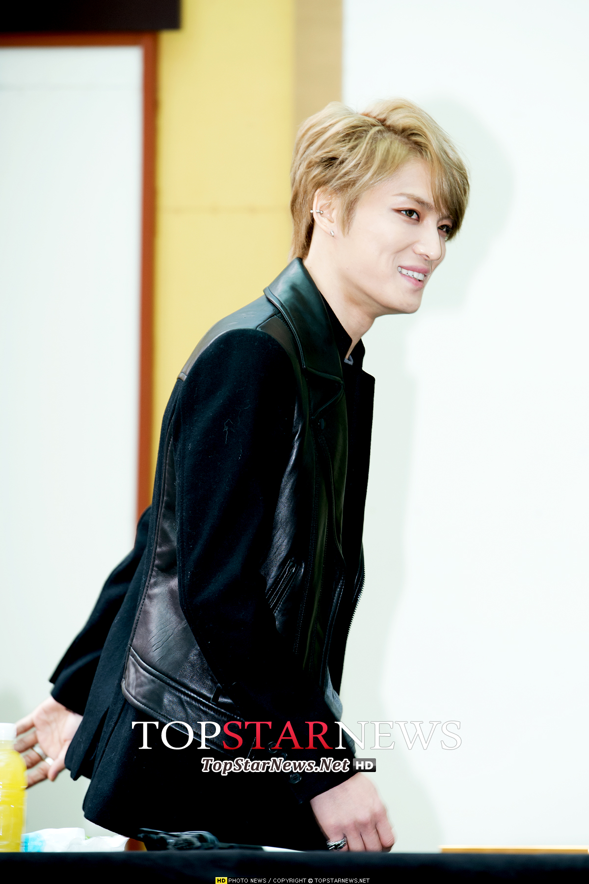 [HD] 제이와이제이(JYJ) 김재중, ‘비가 와도 기분 좋아~’… ‘솔로 첫 정규 앨범 발매 기념 사인회’ 현장 [KSTAR PHOTO] - 김현우 기자 - 톱스타뉴스