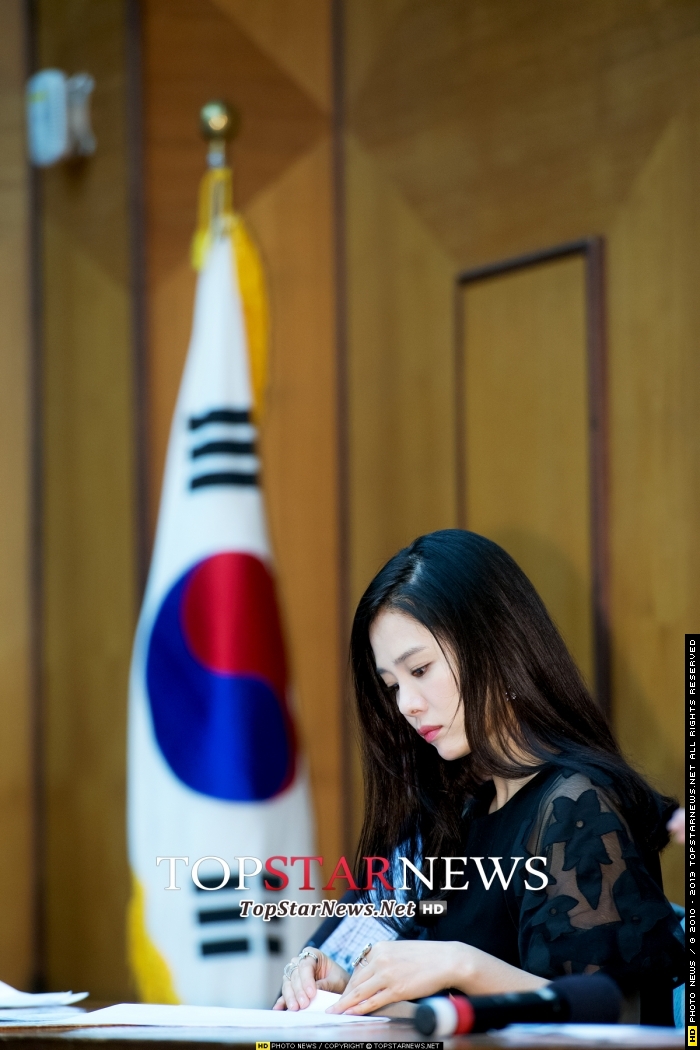 [HD] Kim Hyun Joo, คิมฮยอนจูร่วมงานเปิดตัวรายการ '2013 KBS Road for Hope 대장정' - Sujinda 기자 - 톱스타뉴스